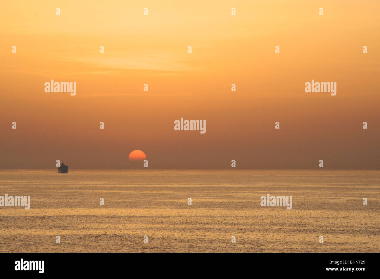 Rising sun on the horizon hi-res stock photography and images - Alamy