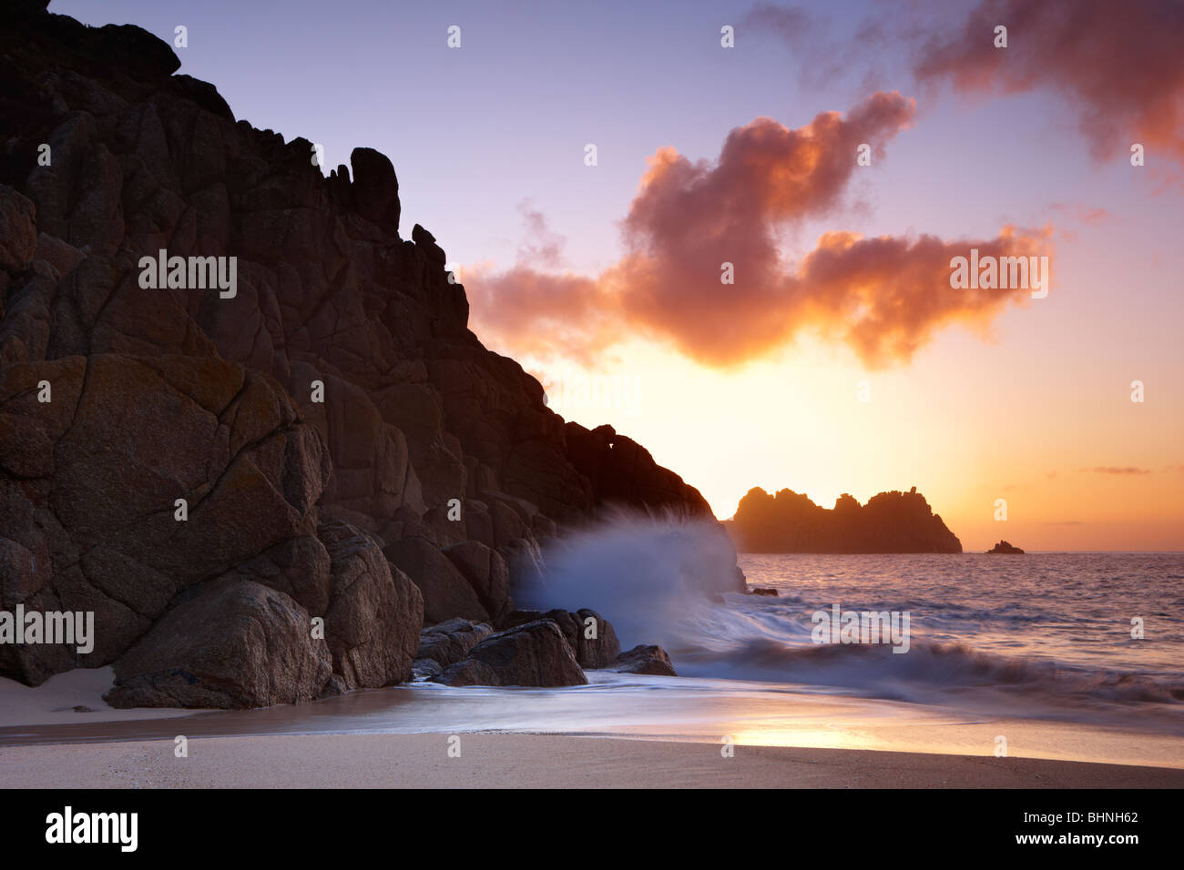 Waves rise hi-res stock photography and images - Alamy