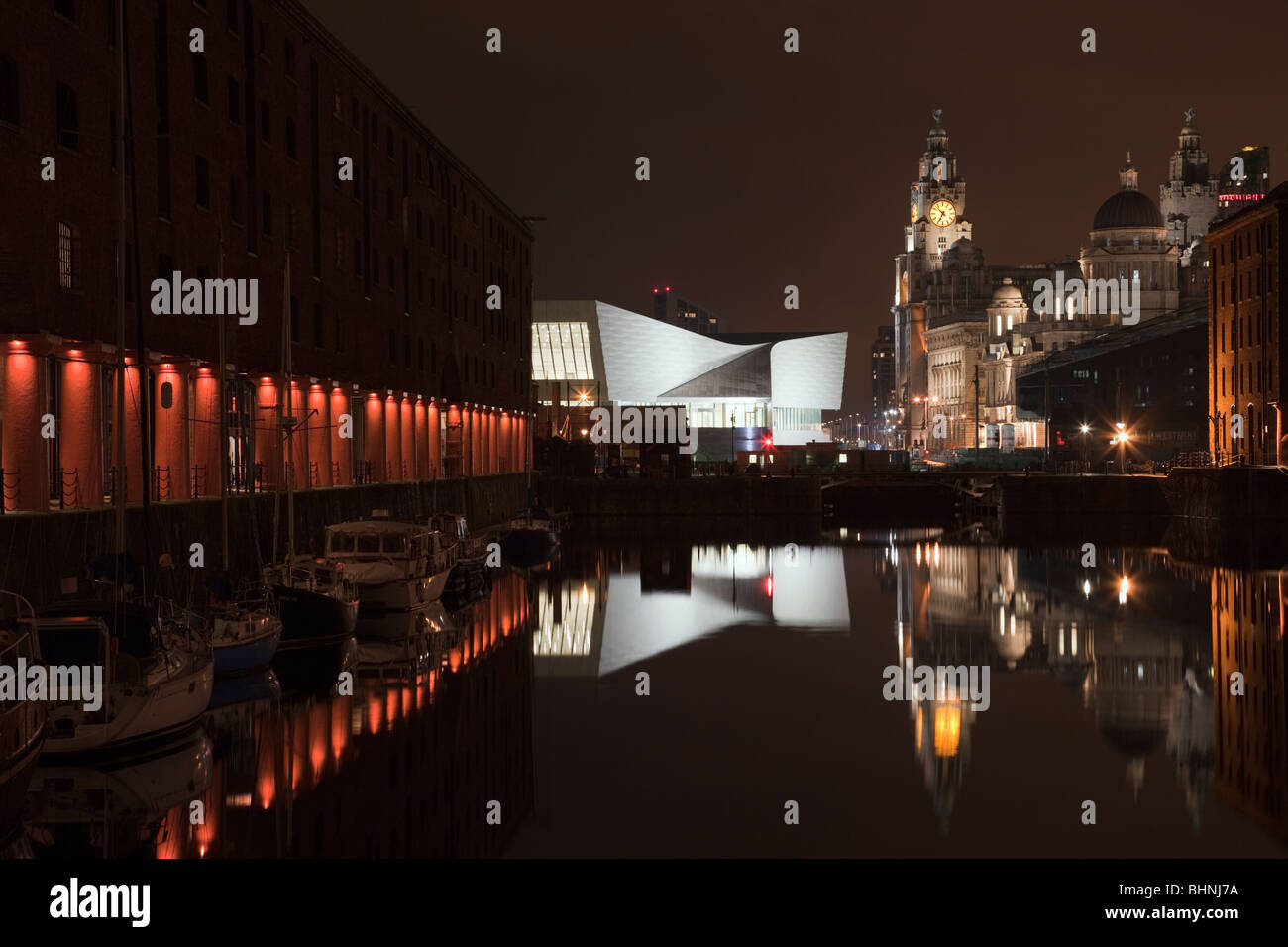 Night city reflections hi-res stock photography and images - Alamy