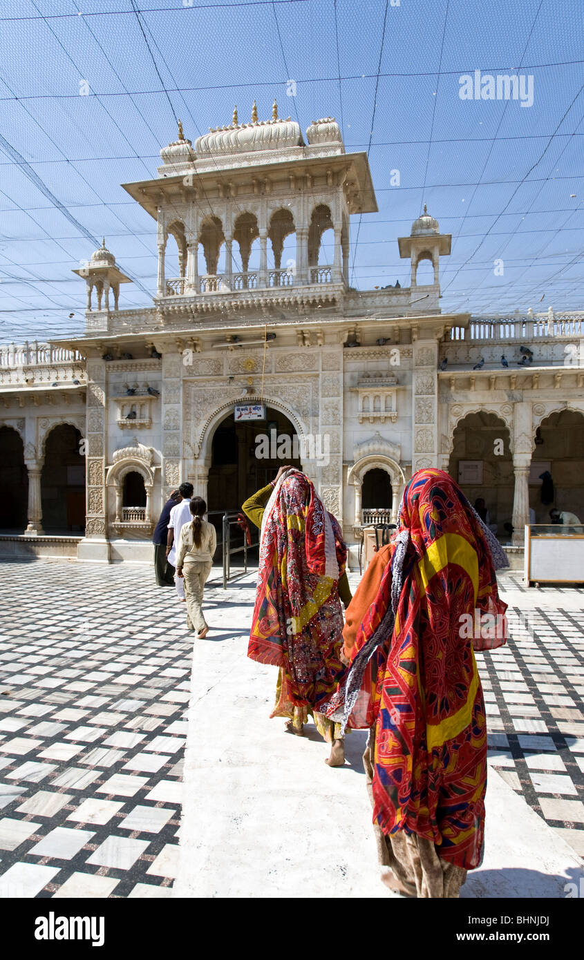 Indian women visiting the Karni Mata Temple (Rats Temple). Deshnok ...