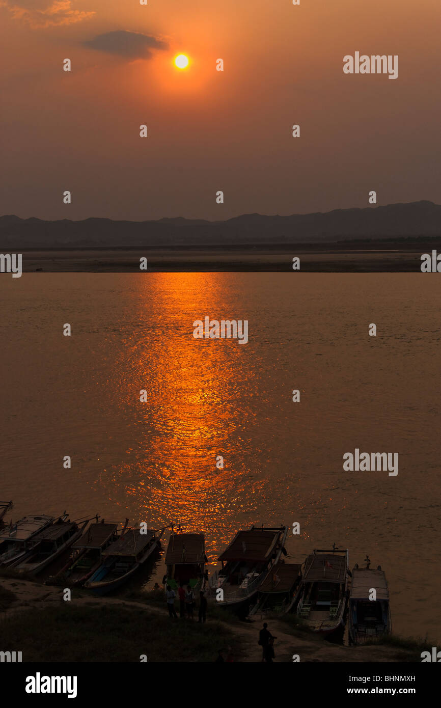 Seascape with sunset in Myanmar Stock Photo - Alamy