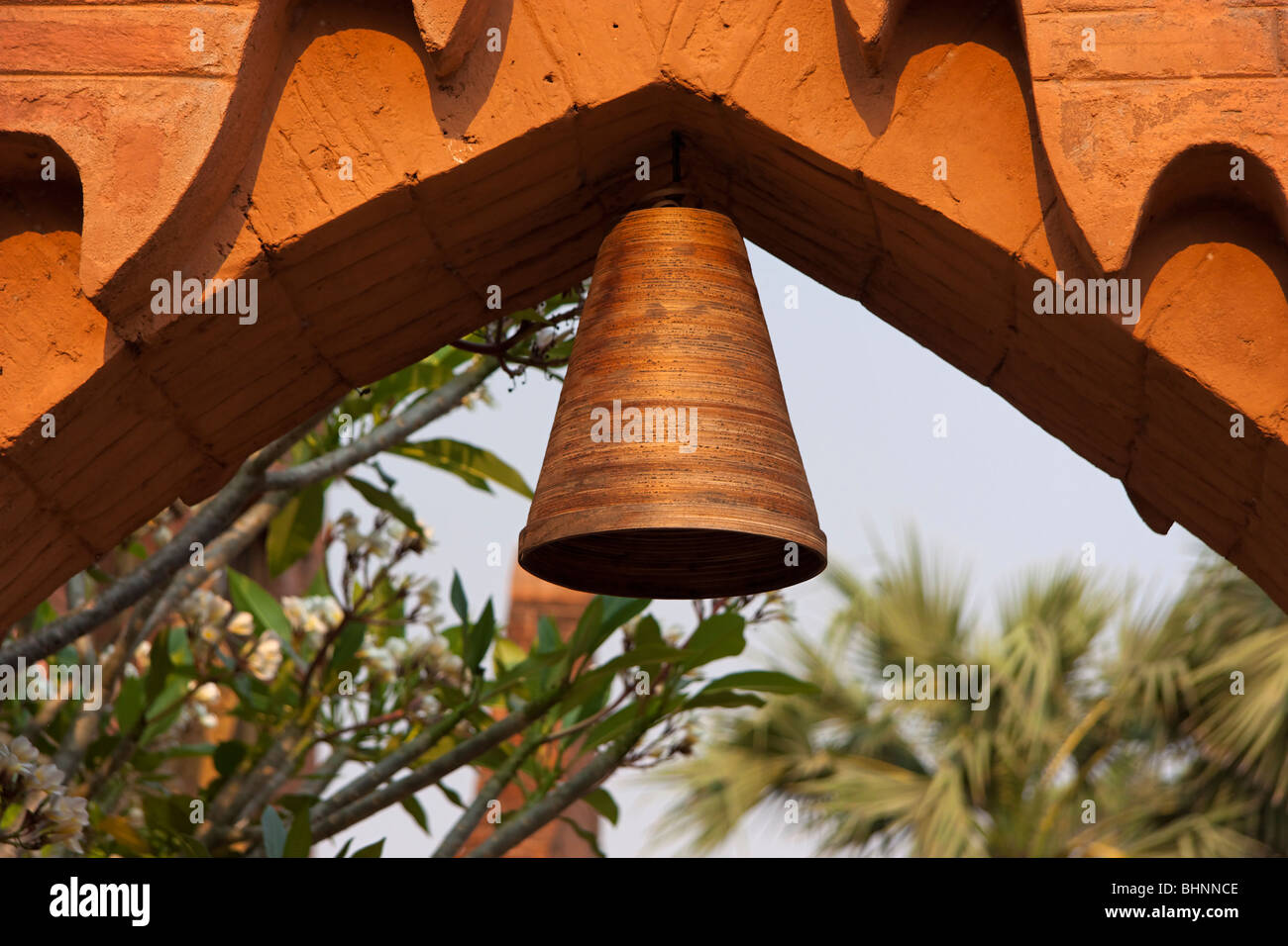 Hanging from arch archway hi-res stock photography and images - Alamy