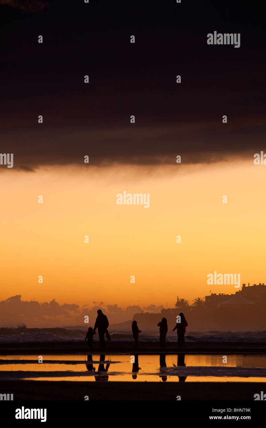 Family on beach silhouette hi-res stock photography and images - Alamy
