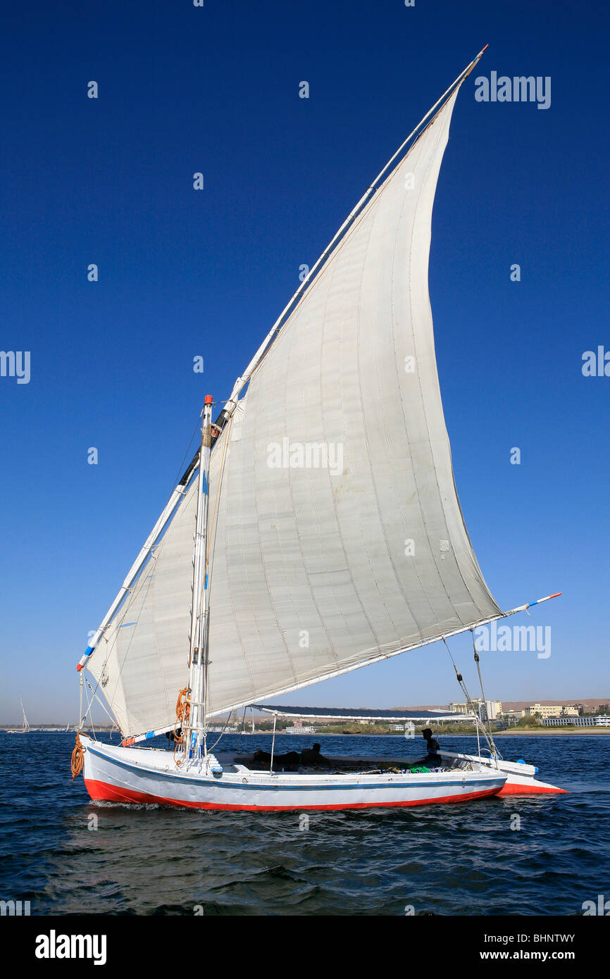 Felucca sailing sailing toward the west bank of the Nile in Aswan ...