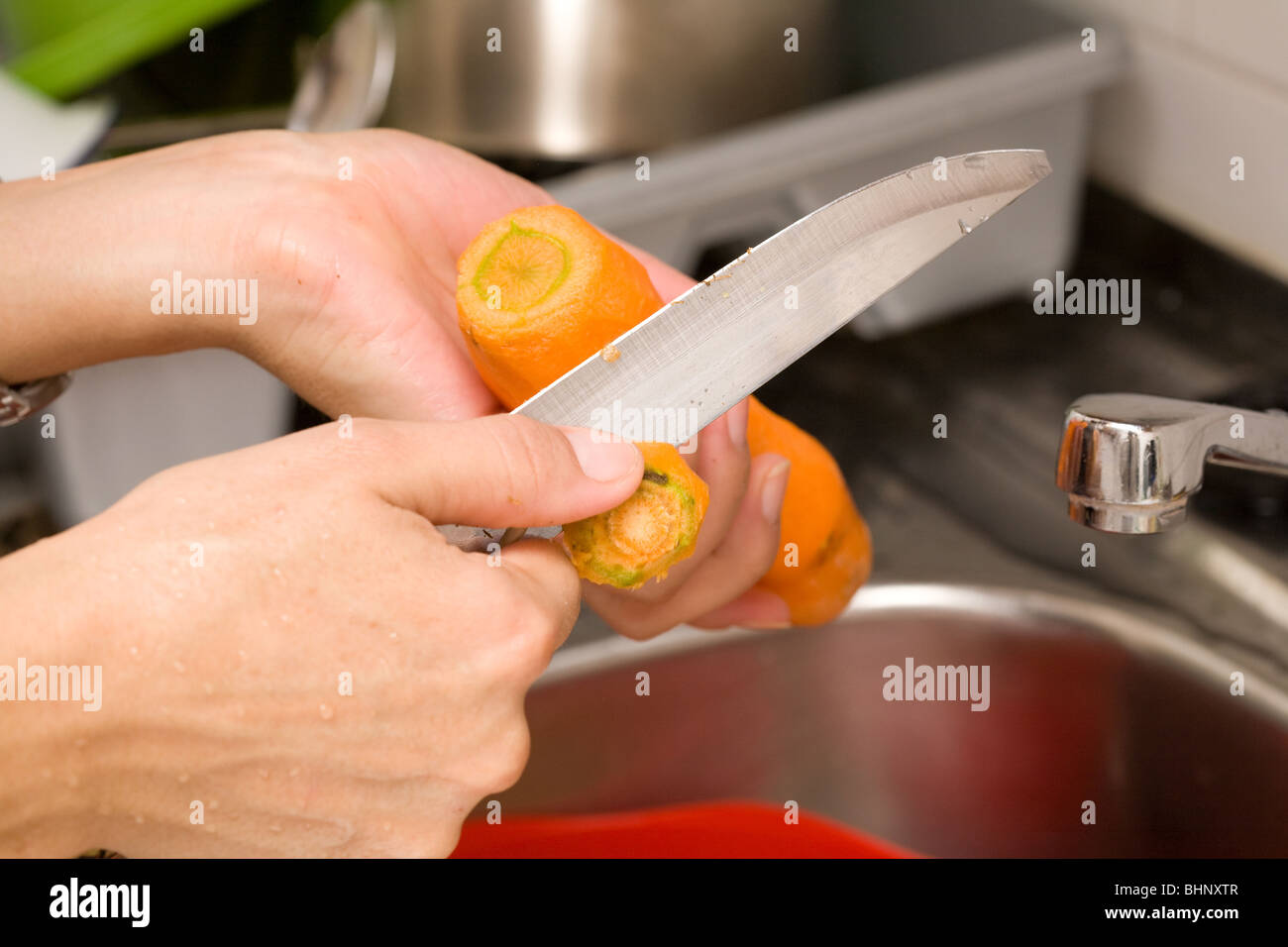 Woman hands cutting vegetables in the kitchen Stock Photo - Alamy