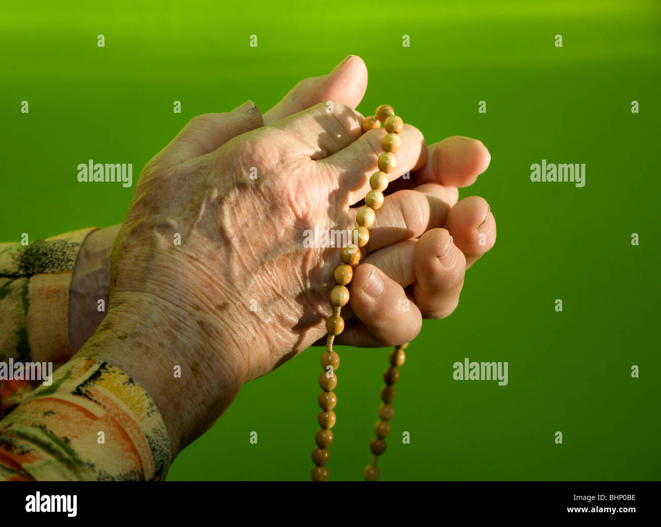Old woman hand rosary hi-res stock photography and images - Alamy