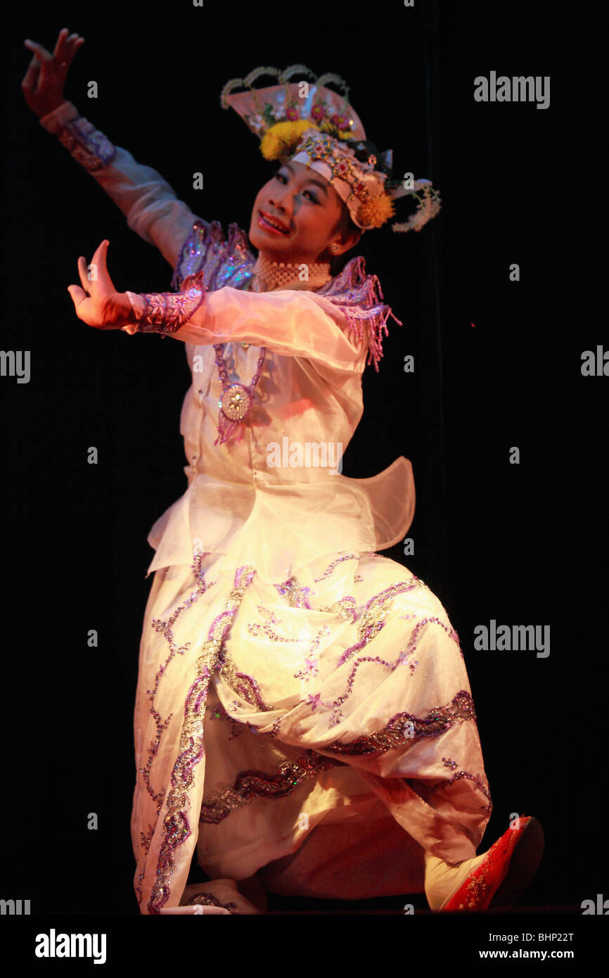 Traditional myanmar dancer hi-res stock photography and images - Alamy