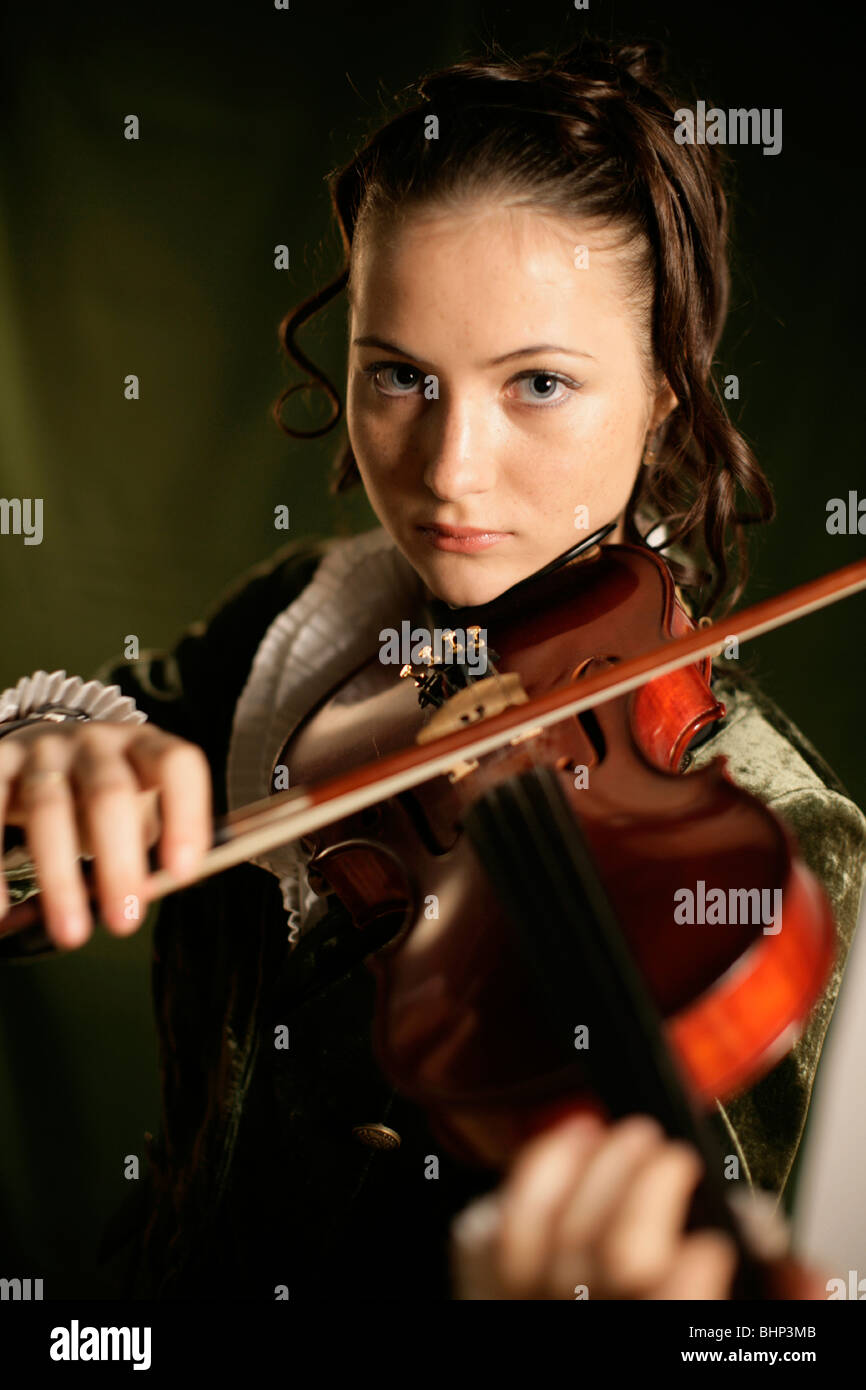 Portrait of a young woman playing the violin Stock Photo - Alamy