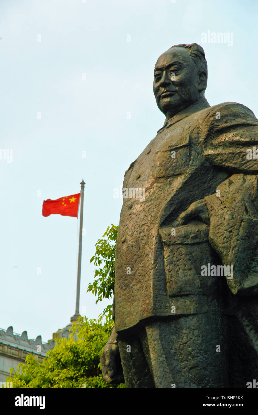 Statue of Mao Zedong with chinese flag at The Bund, Shanghai, China ...