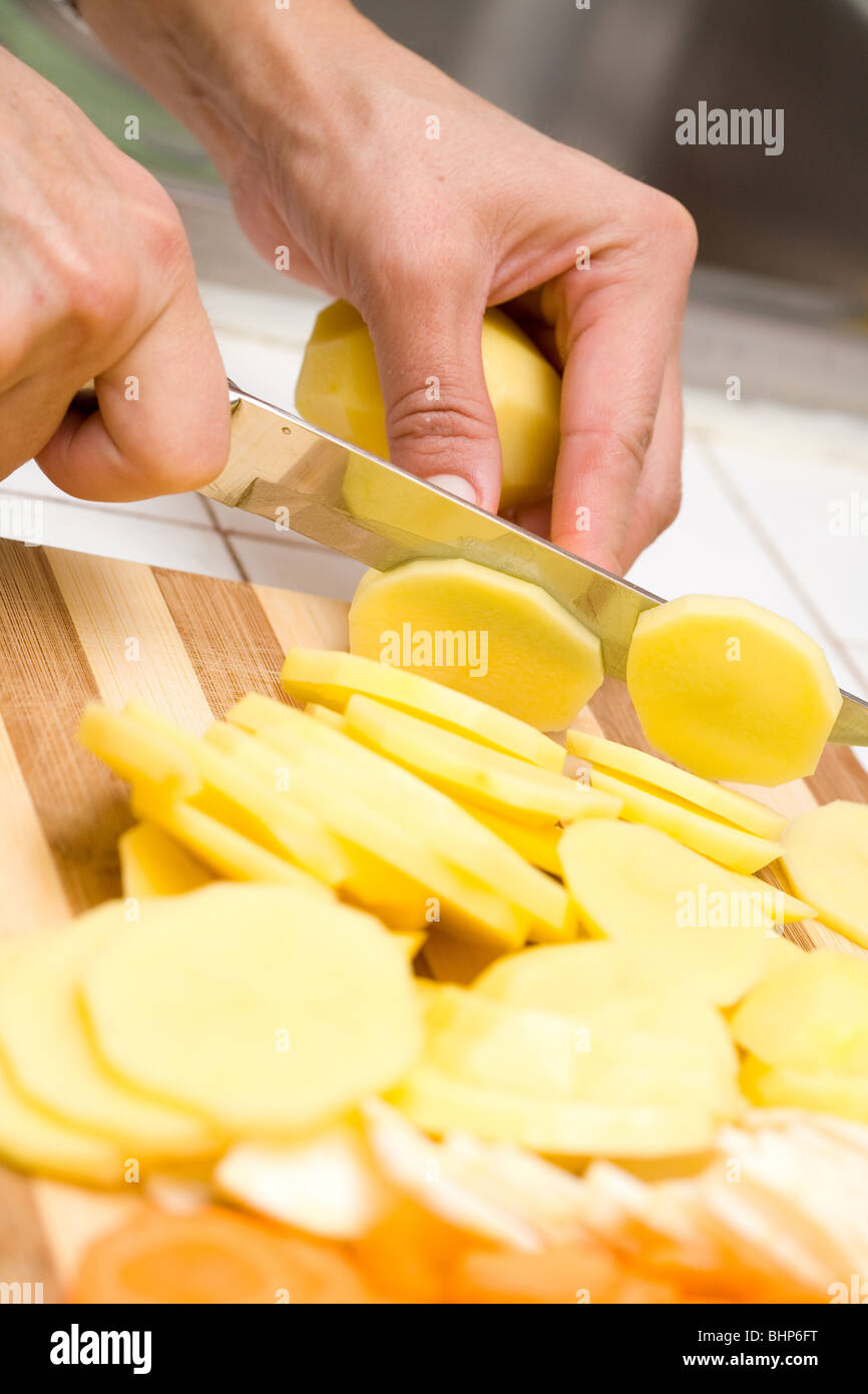 Woman hands cutting vegetables in the kitchen Stock Photo - Alamy