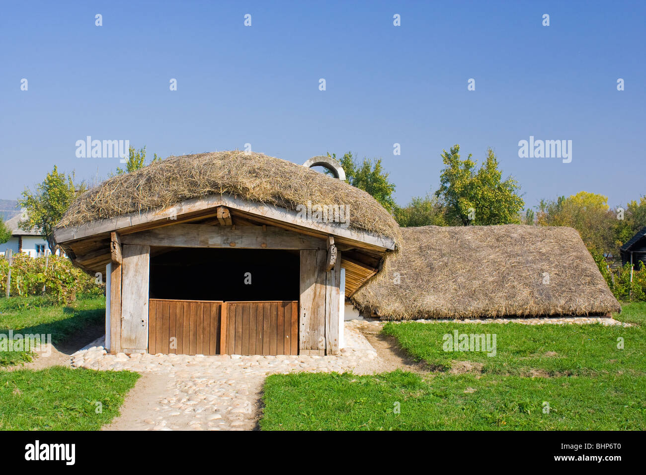 Old log barn farm land hi-res stock photography and images - Alamy