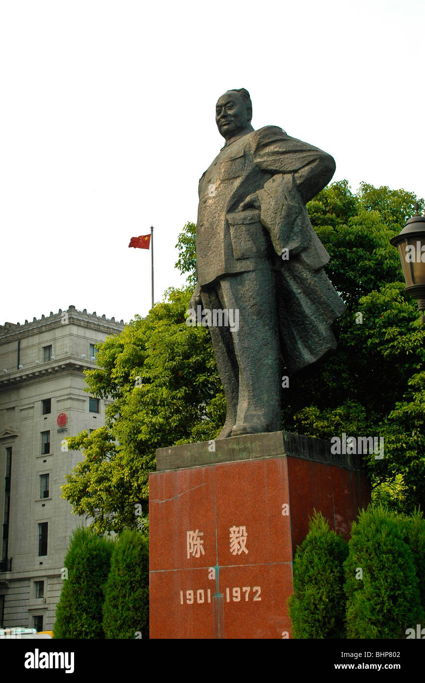 Statue of Mao Zedong with chinese flag at The Bund, Shanghai, China ...