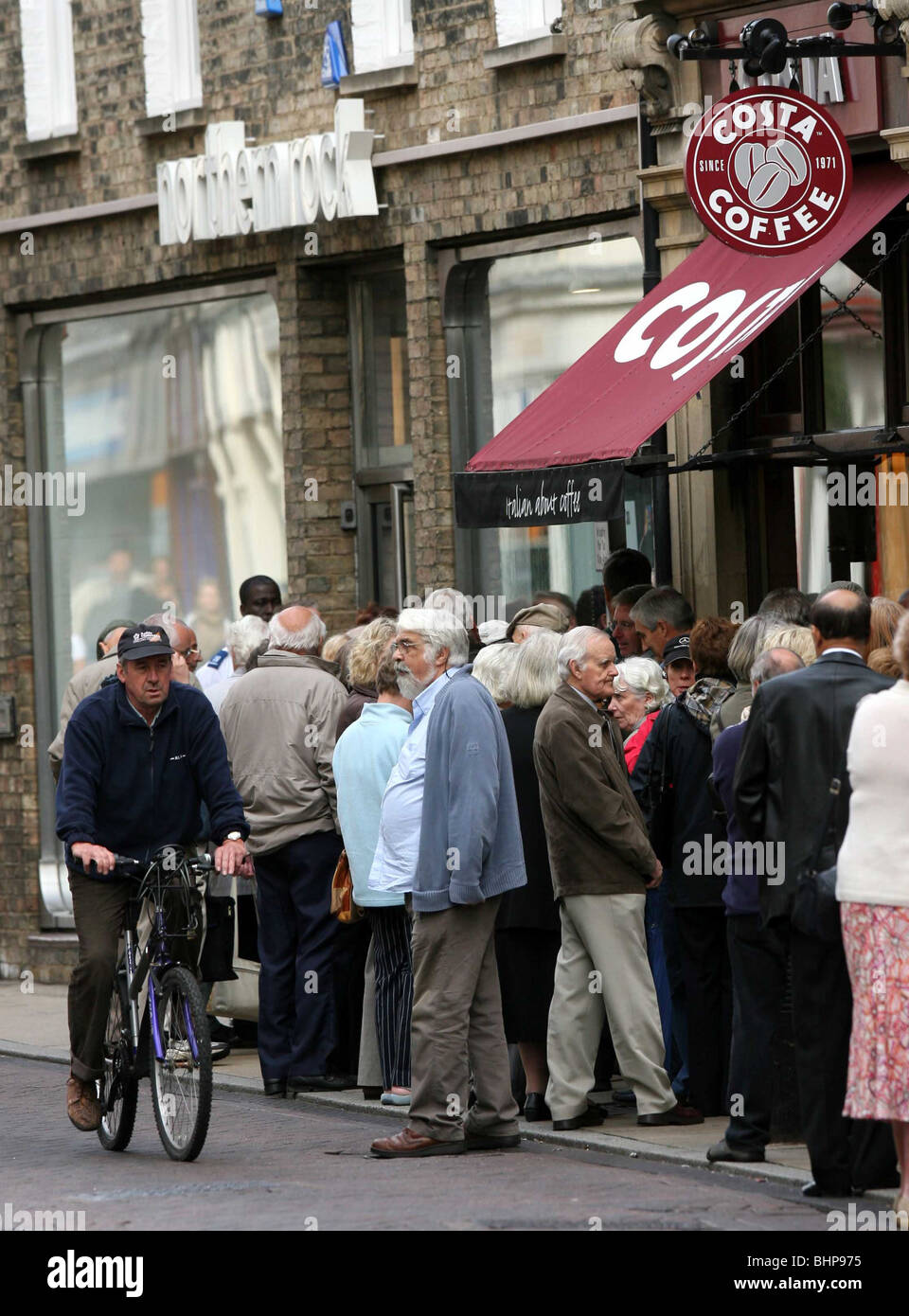 NORTHERN ROCK BUILDING SOCIETY QUEUES CAMBRIDGE Stock Photo - Alamy