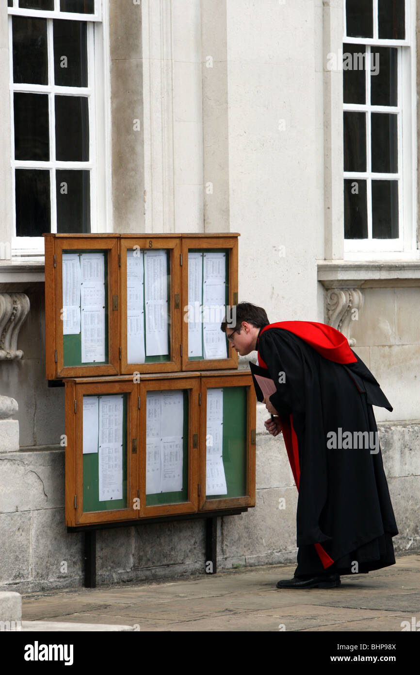 CAMBRIDGE UNIVERSITY STUDENTS CHECKING THEIR EXAM RESULTS Stock Photo ...