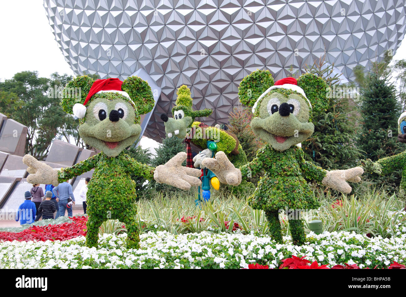 Mickey and Minnie Mouse shaped bushes at Epcot, Disneyworld,Orlando ...