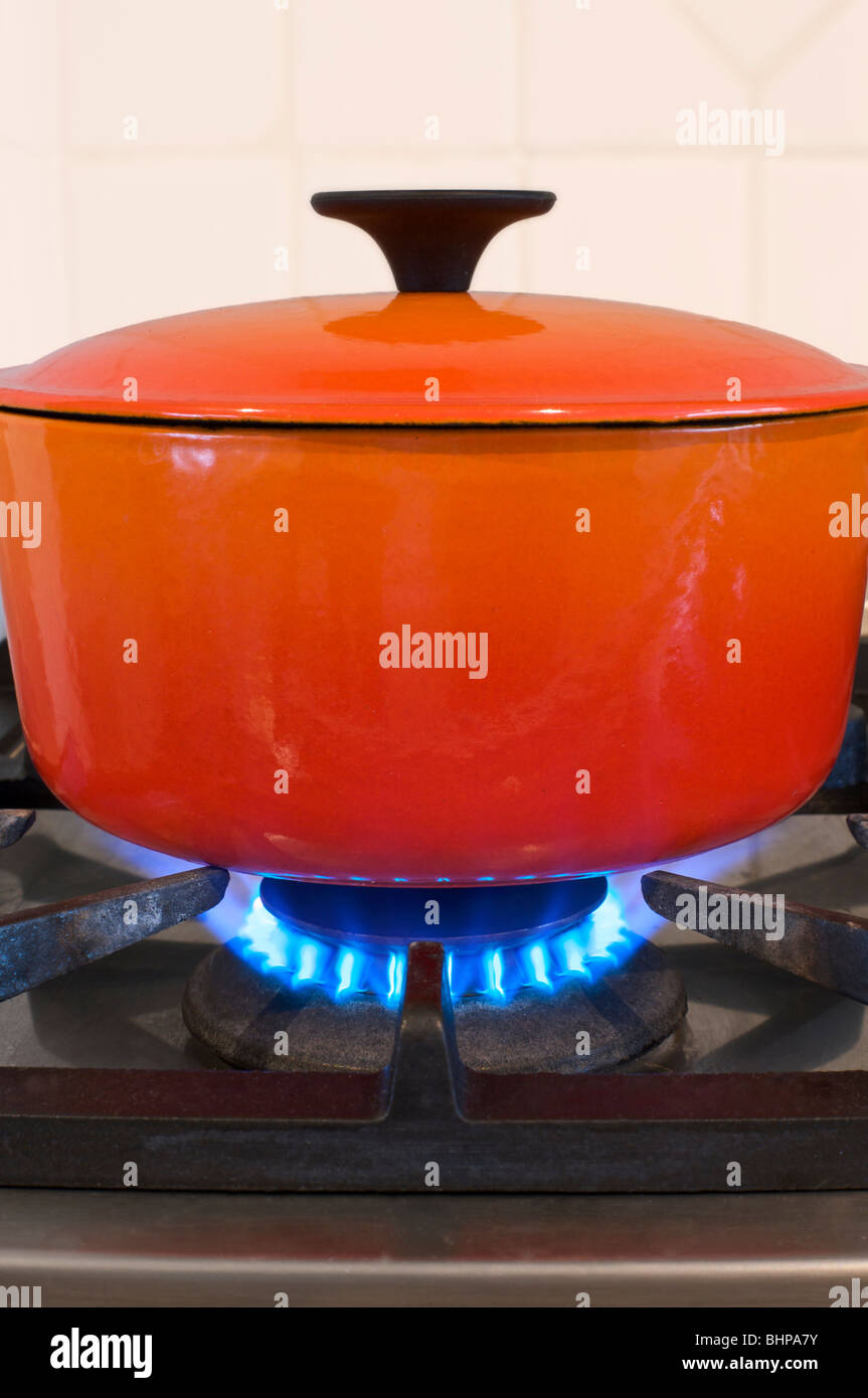 Simmer cooking hi-res stock photography and images - Alamy