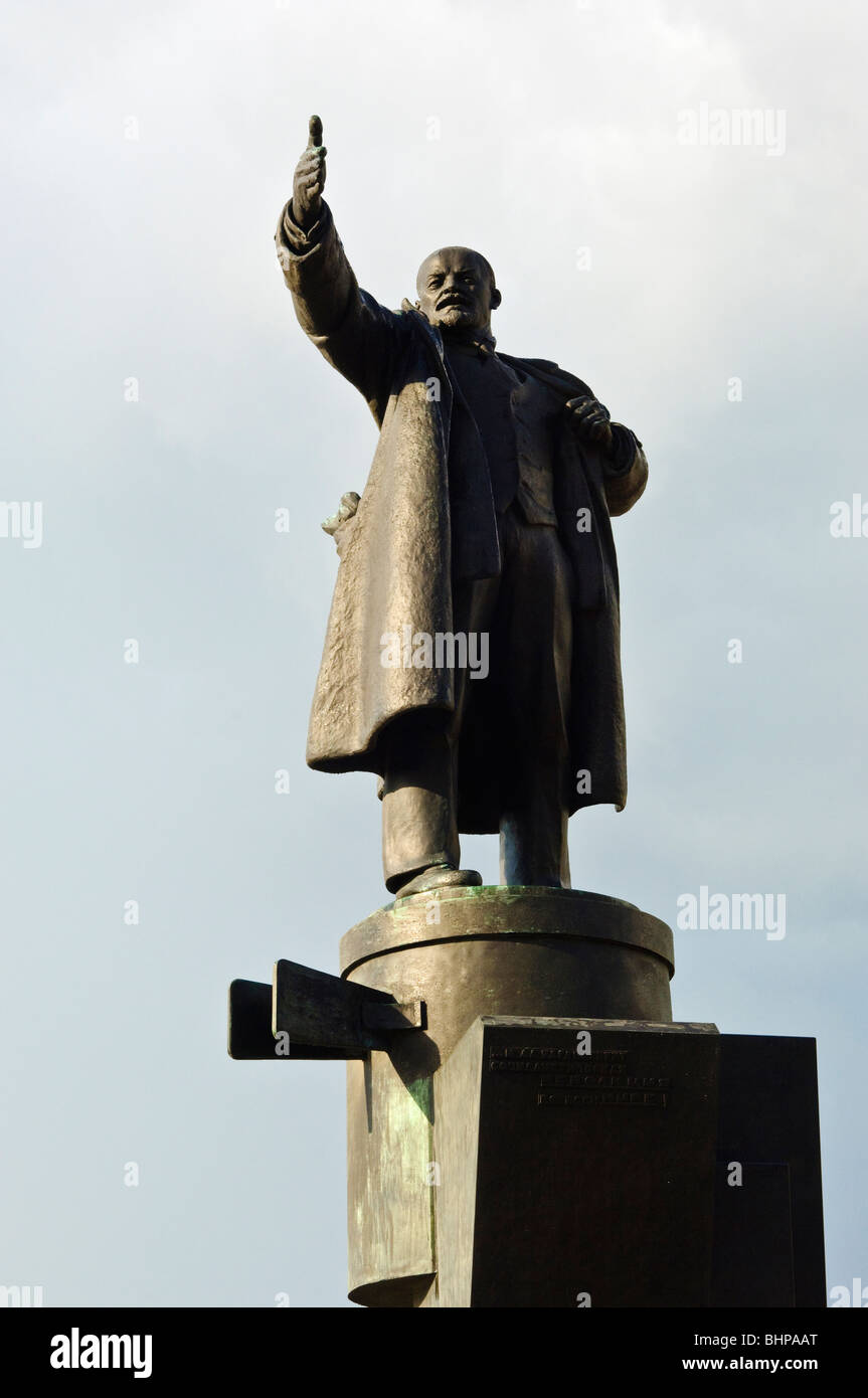 Statue of lenin hi-res stock photography and images - Alamy