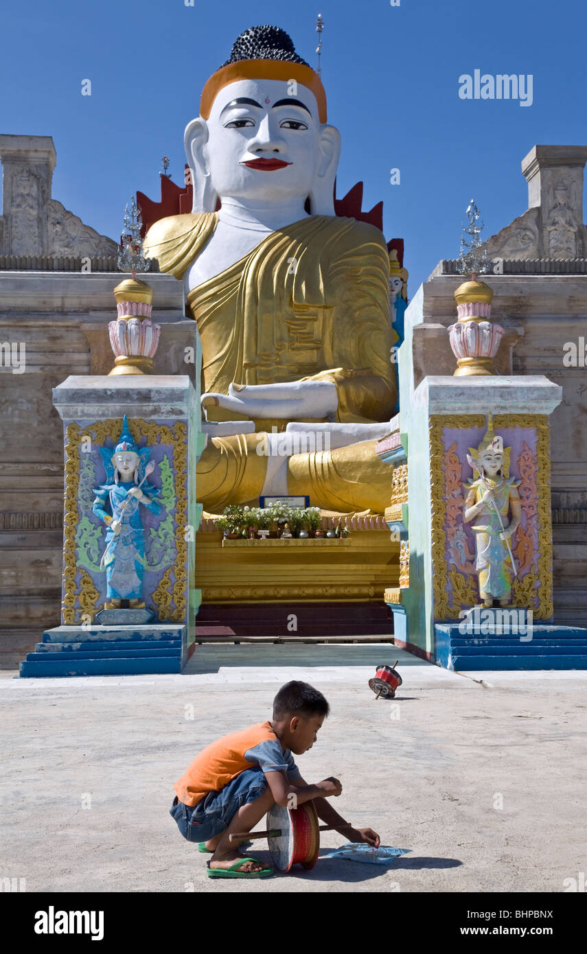 Huge buddha statue hi-res stock photography and images - Alamy