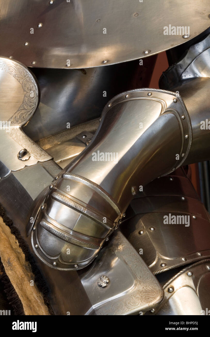 Gauntlet detail Classic Medieval Full Suit of Armor Stock Photo - Alamy