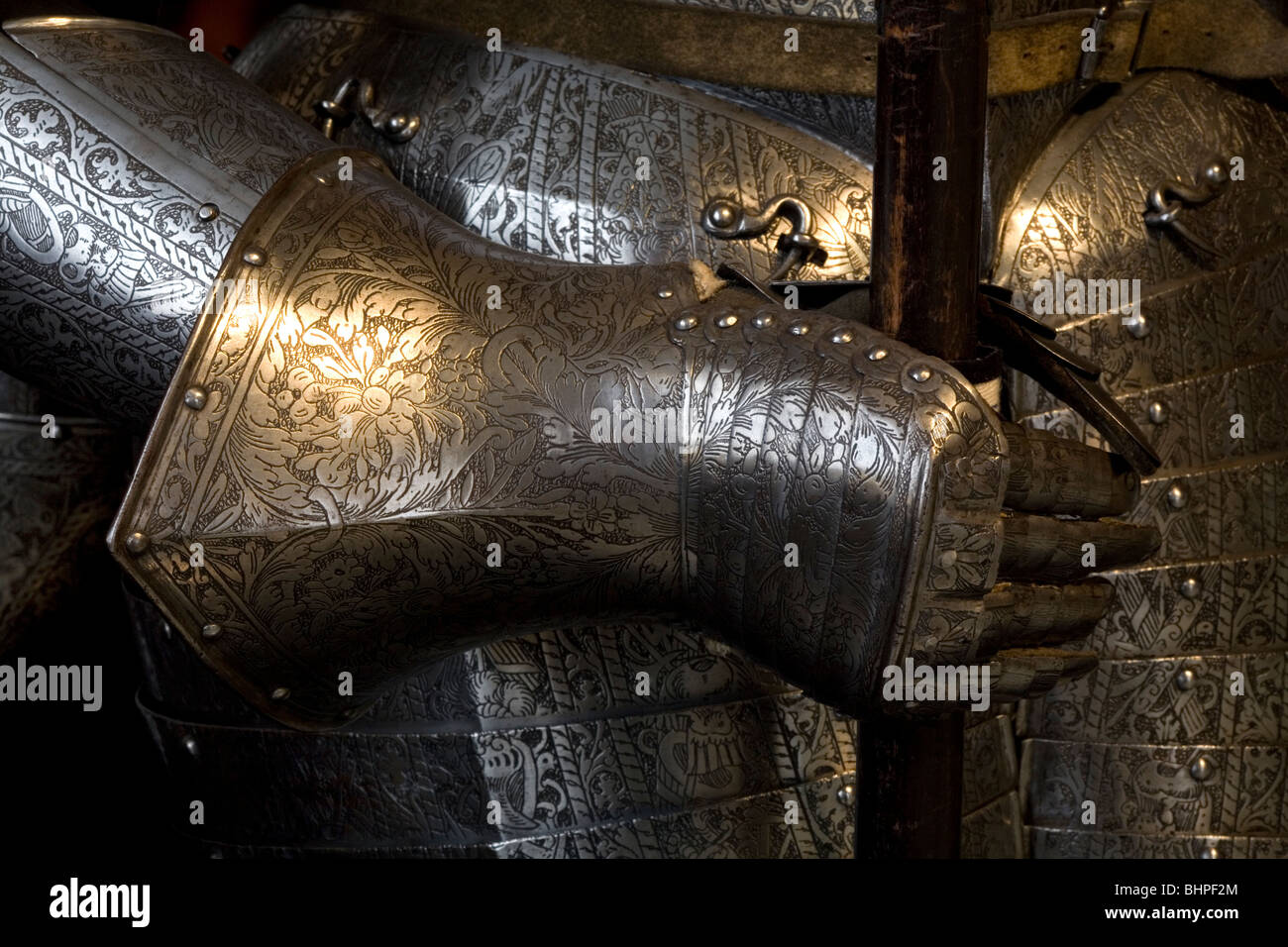 Gauntlet detail Classic Medieval Full Suit of Armor Stock Photo - Alamy