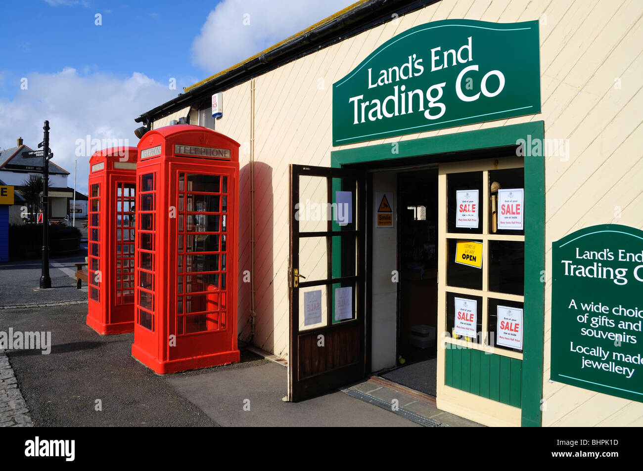 English red telephone boxes hi-res stock photography and images - Alamy