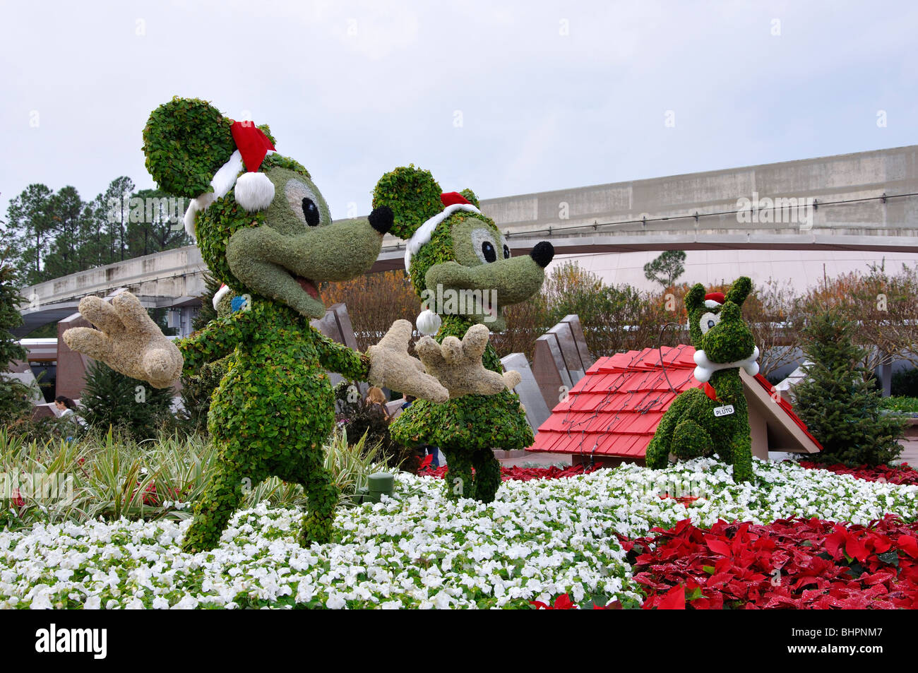 Mickey and Minnie Mouse shaped bushes at Epcot, Disneyworld,Orlando ...