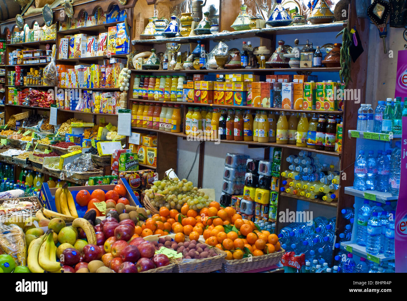 Paris france small grocery store hi-res stock photography and images ...