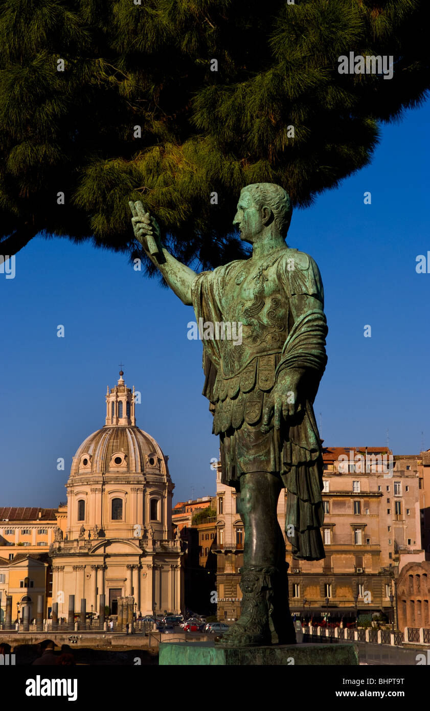 Caesar statue rome hi-res stock photography and images - Alamy