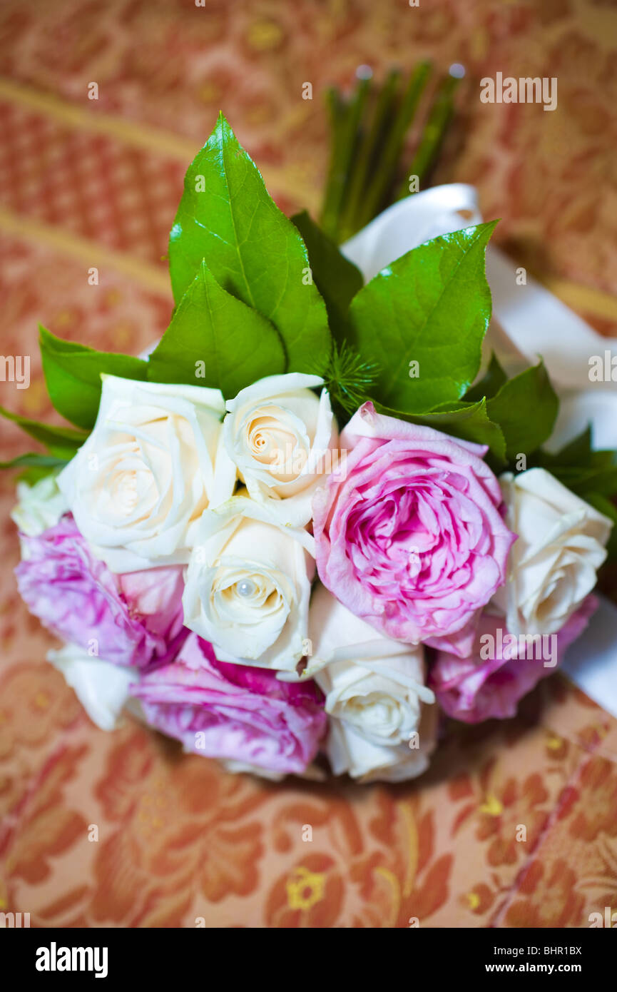Bundle of roses hi-res stock photography and images - Alamy