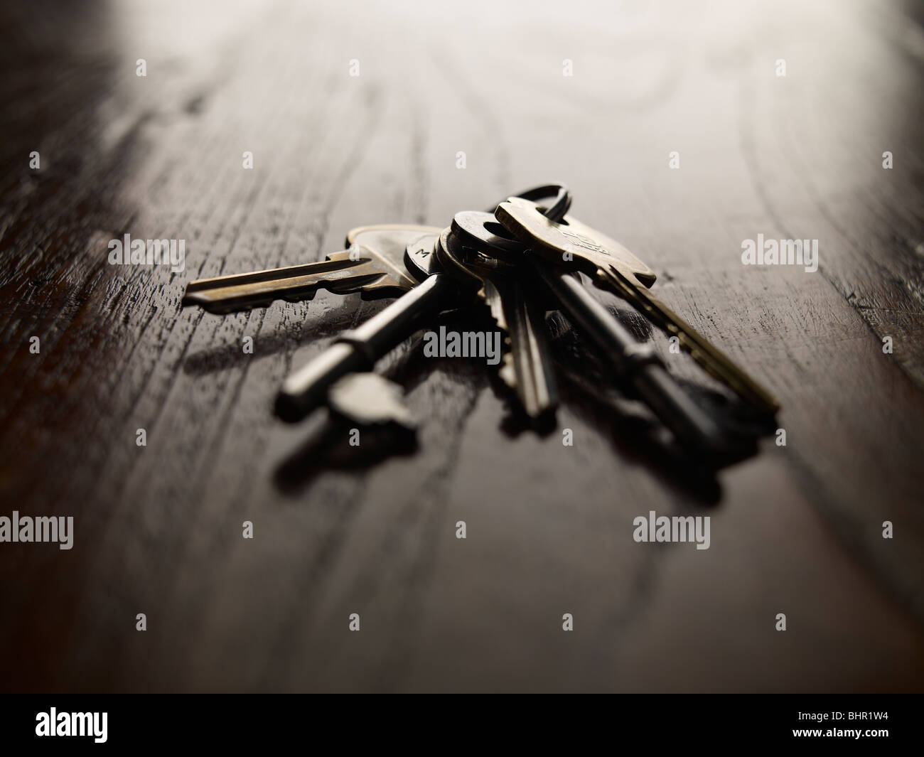door keys in a bunch on a wooden table top floor Stock Photo - Alamy