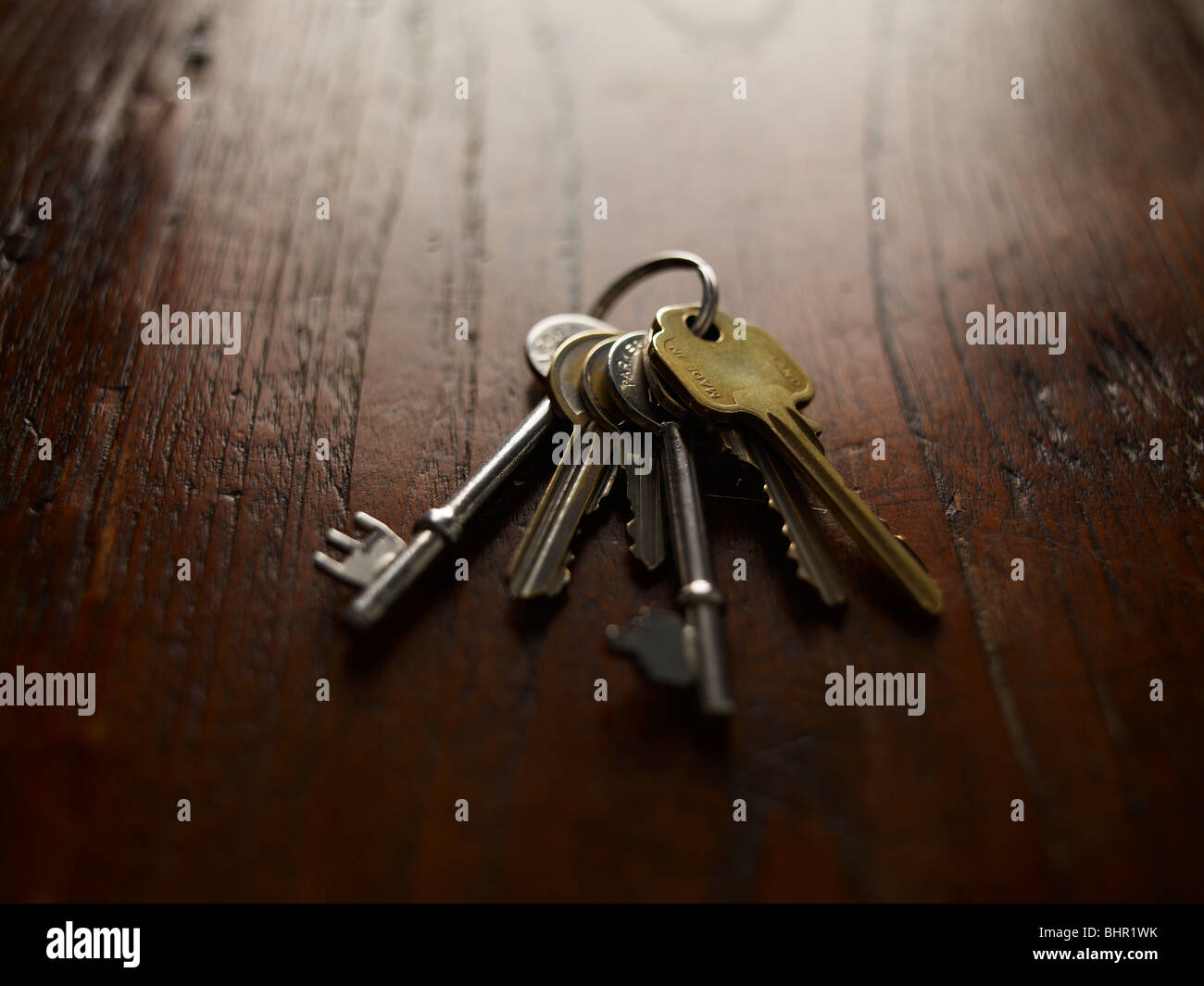 door keys in a bunch on a wooden table top floor Stock Photo - Alamy