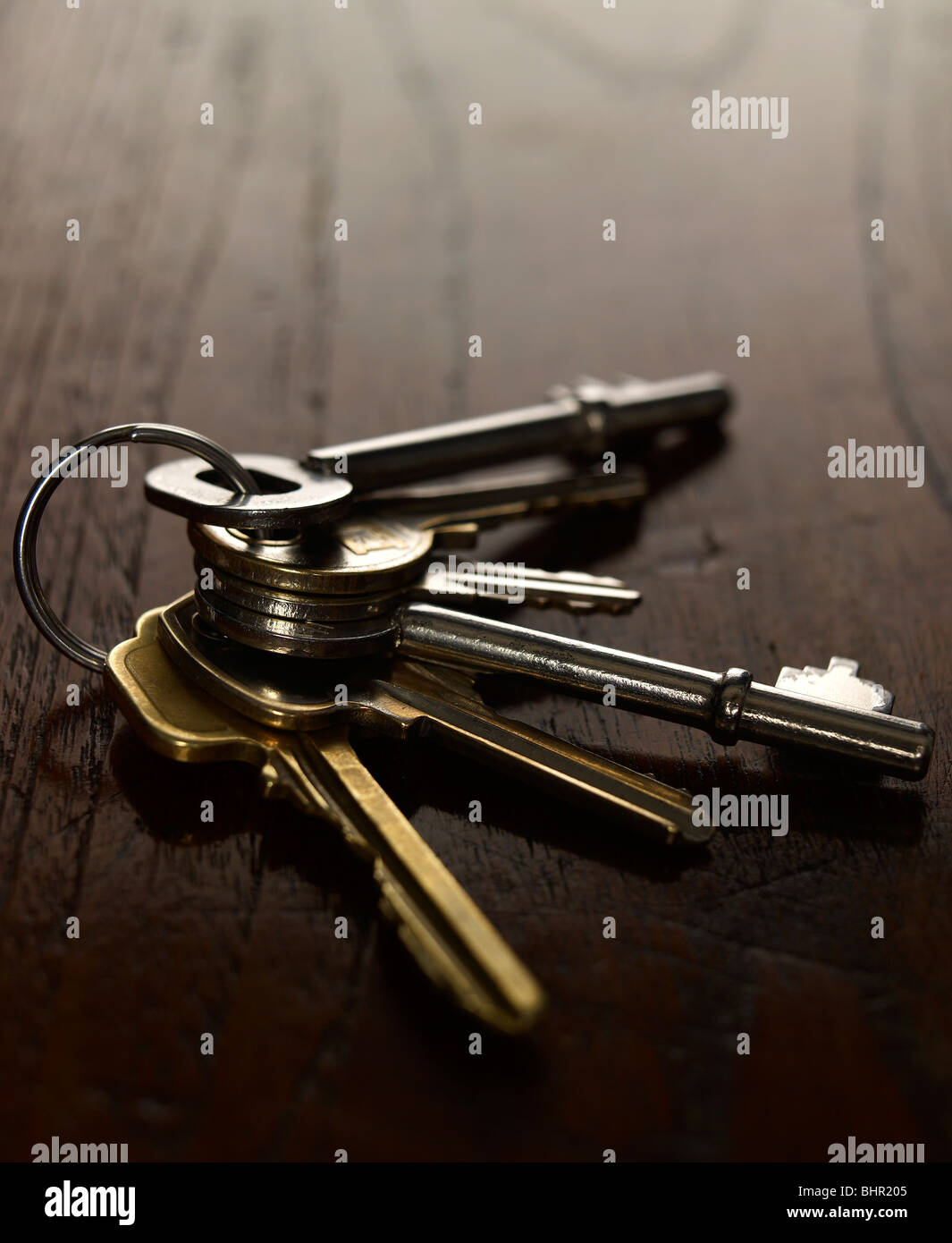door keys in a bunch on a wooden table top floor Stock Photo - Alamy
