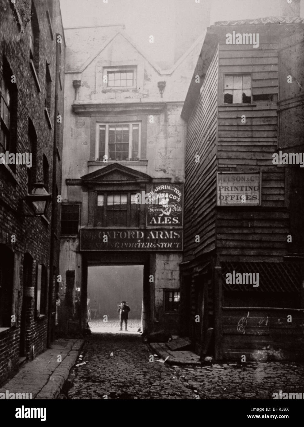 View of the gateway to the Oxford Arms Inn, Warwick Lane, City of ...