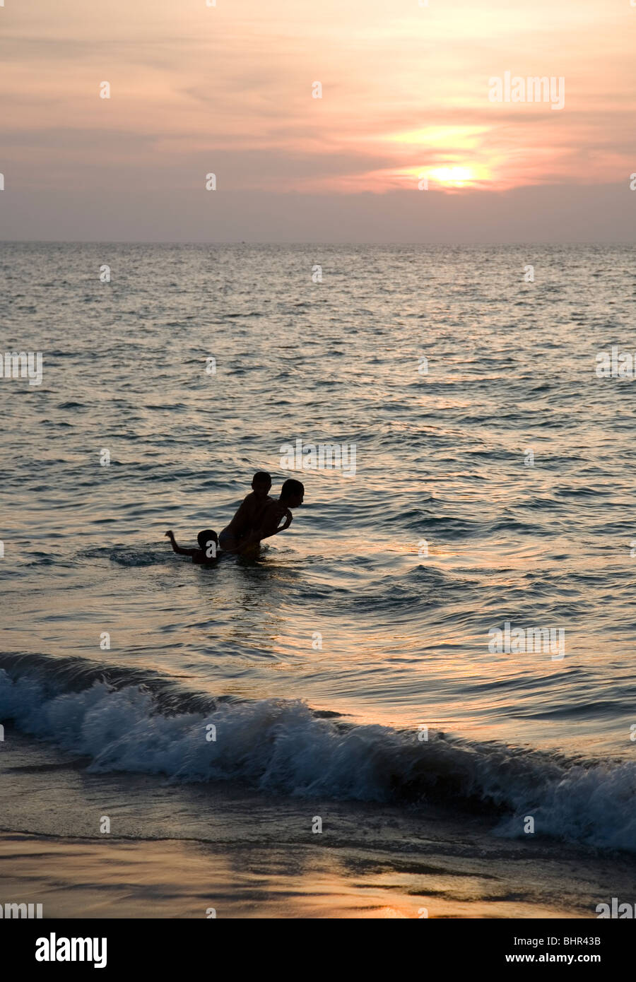 Kids playing sunset in sea hi-res stock photography and images - Alamy