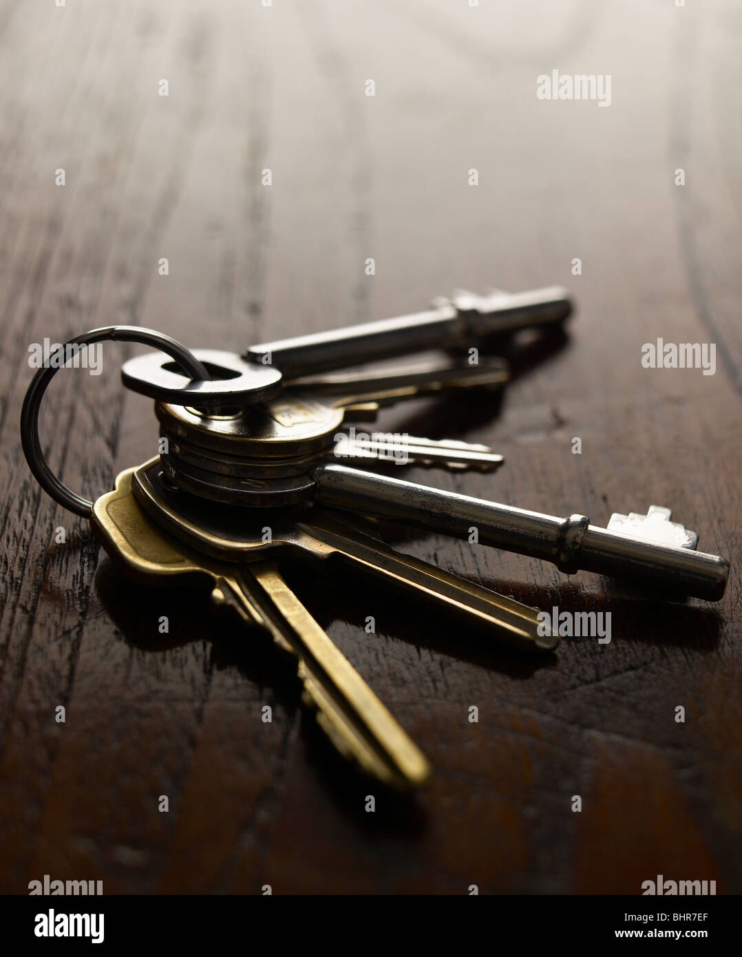 door keys in a bunch on a wooden table top floor Stock Photo - Alamy