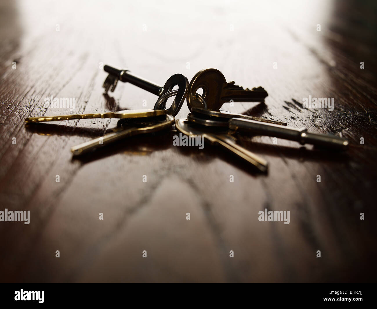 door keys in a bunch on a wooden table top floor Stock Photo - Alamy