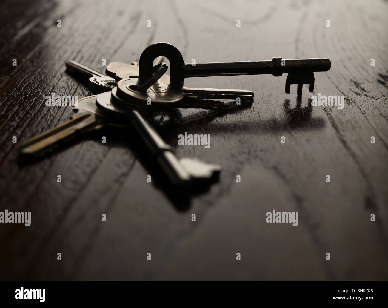door keys in a bunch on a wooden table top floor Stock Photo - Alamy