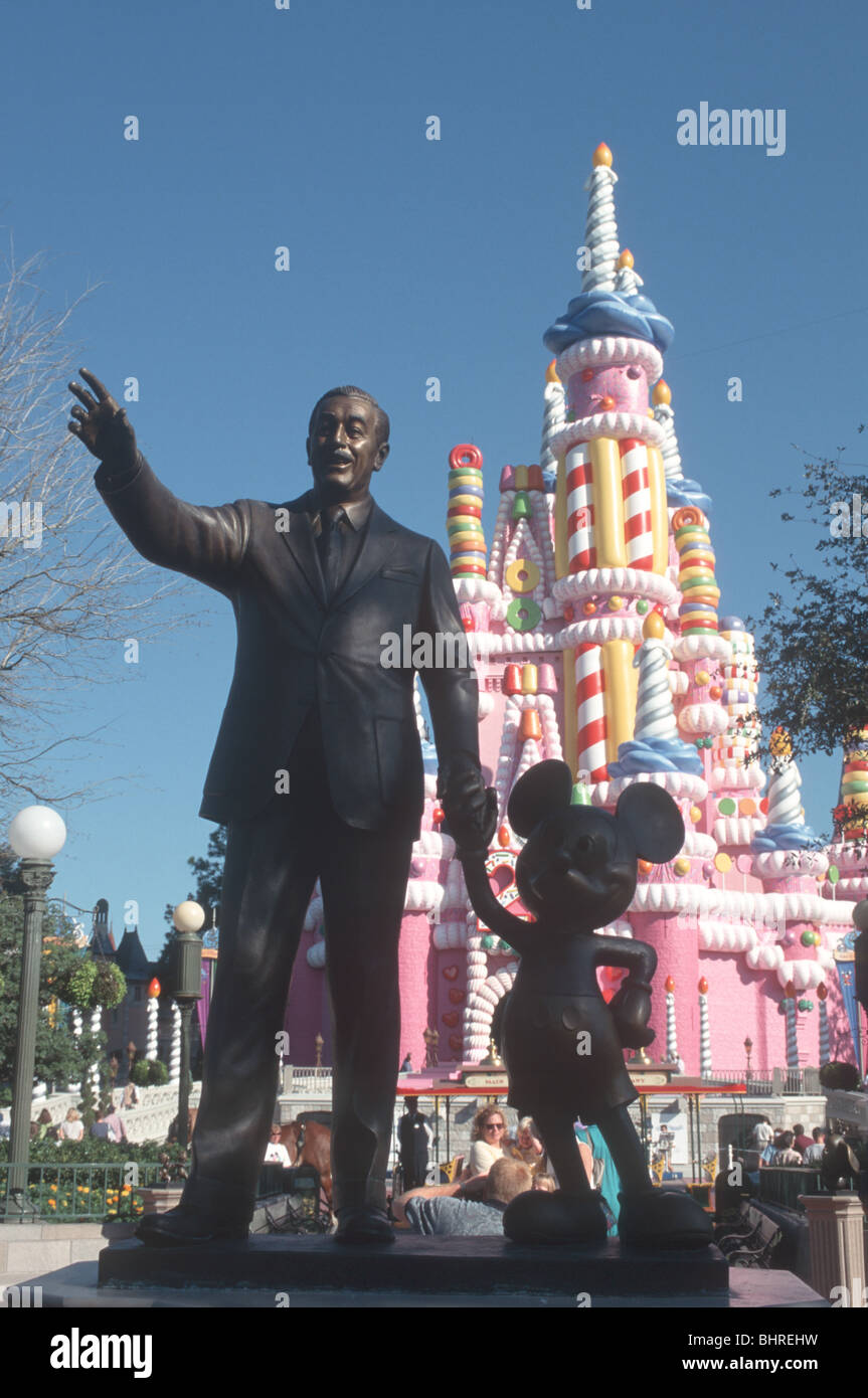 USA . STATUE OF FOUNDER WALT DISNEY AND HIS FAMOUS CHARACTER MICKEY ...