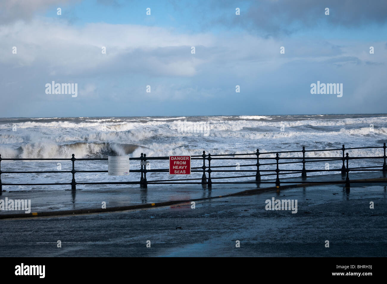 Strong winds and heavy seas on seafront in winter, Scarborough Stock ...
