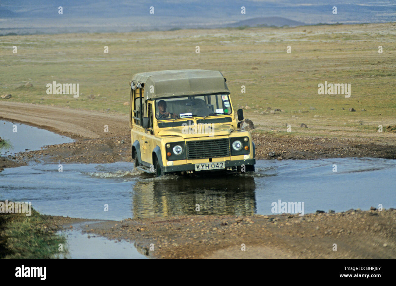 Car going through a puddle hi-res stock photography and images - Alamy