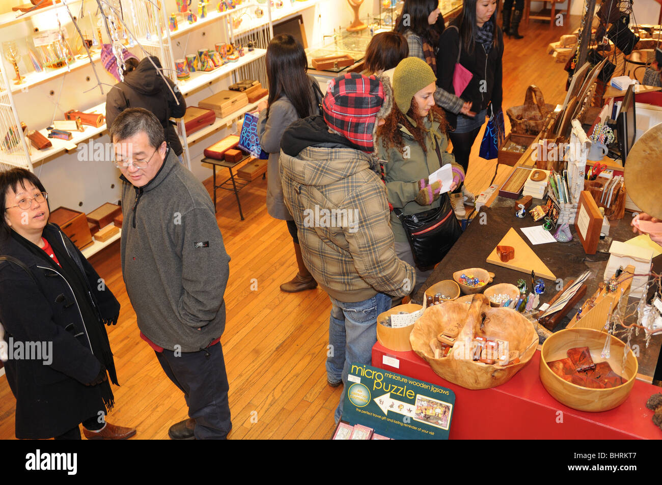 Shoppers manhattan hi-res stock photography and images - Alamy