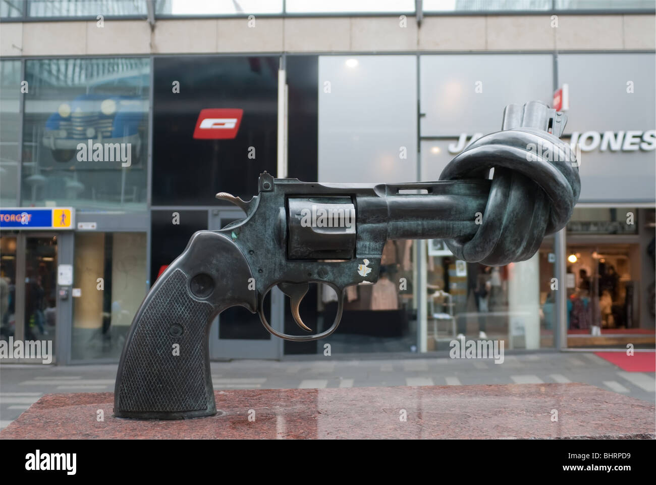 the famous knotted gun sculpture by carl frederik reuterswaerd Stock ...