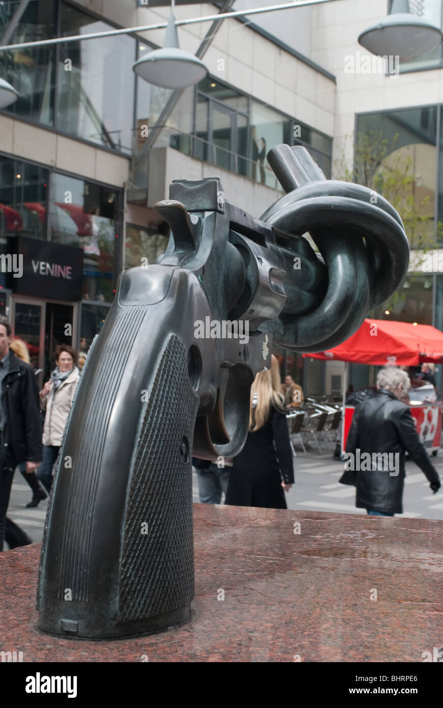 Famous knotted gun sculpture carl hi-res stock photography and images ...