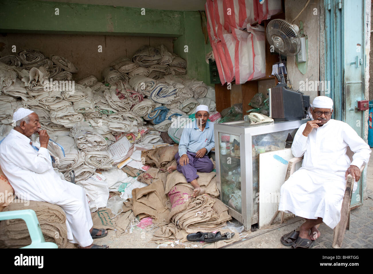 Thobe jeddah hi-res stock photography and images - Alamy