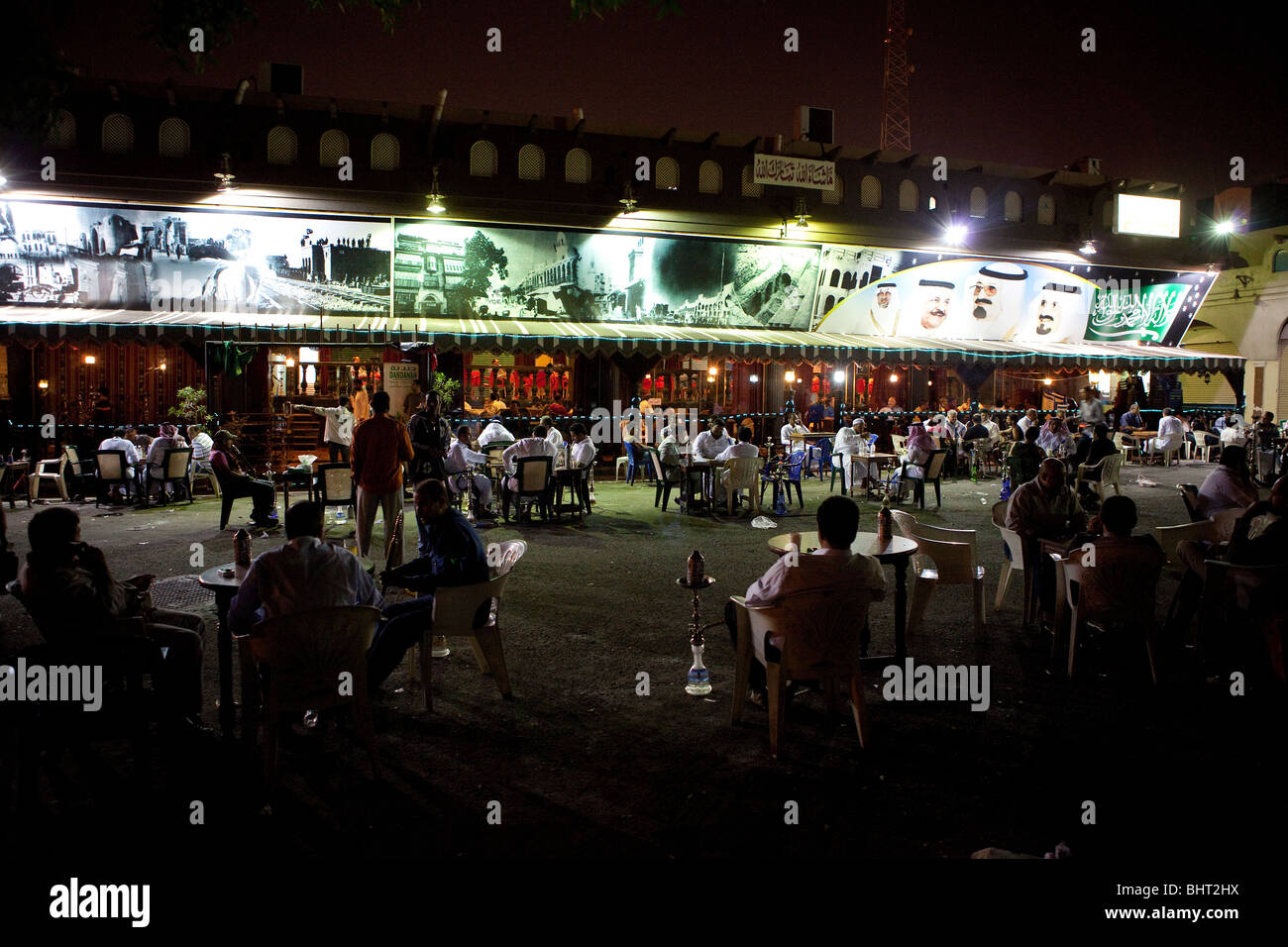 Thobe jeddah hi-res stock photography and images - Alamy