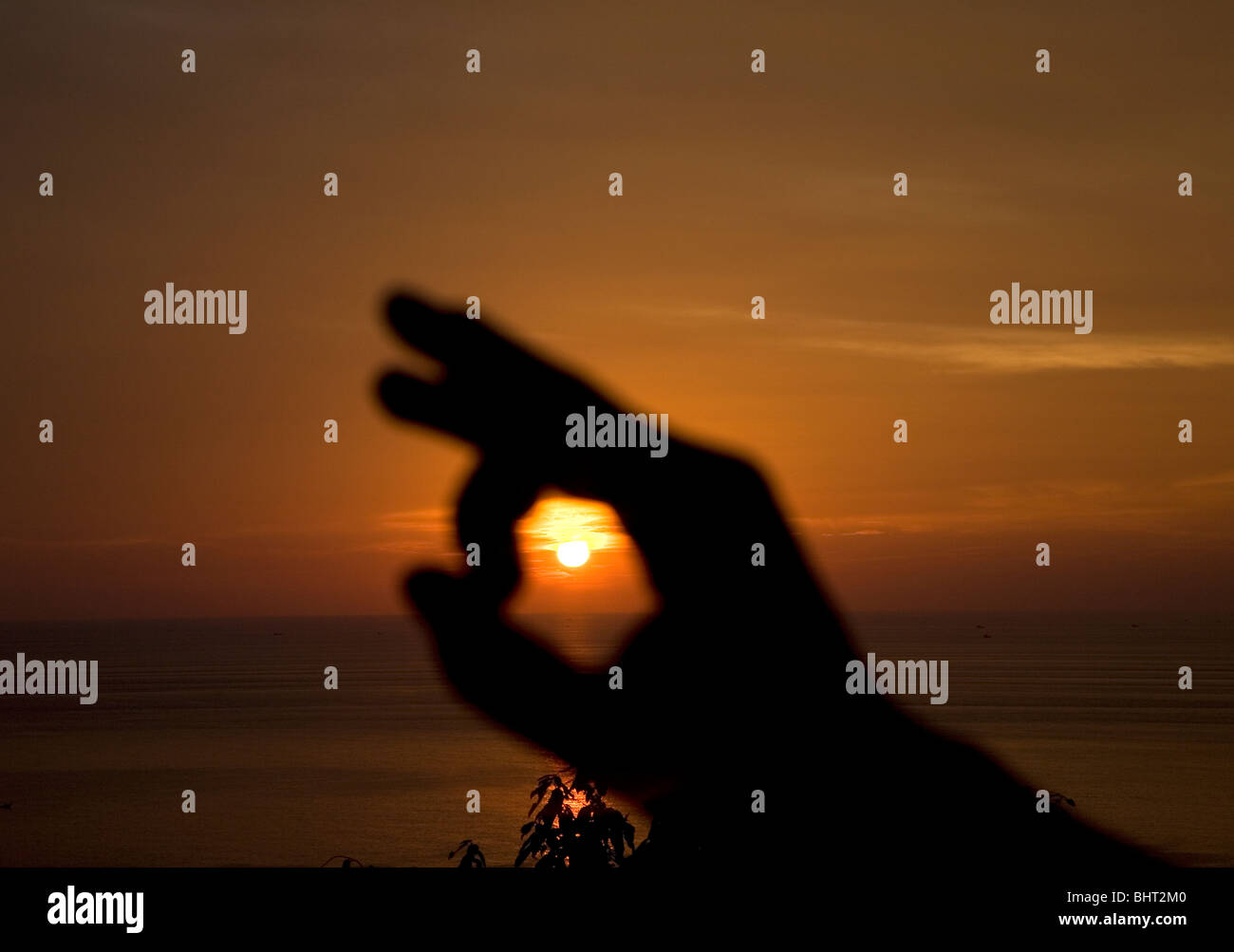 Silhouette hand capture sun hi-res stock photography and images - Alamy