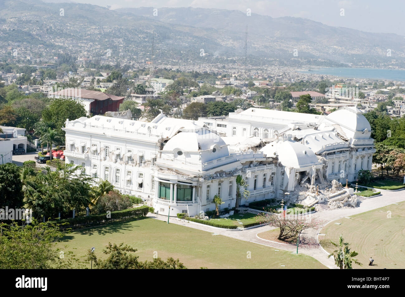 Destroyed presidential palace hi-res stock photography and images - Alamy