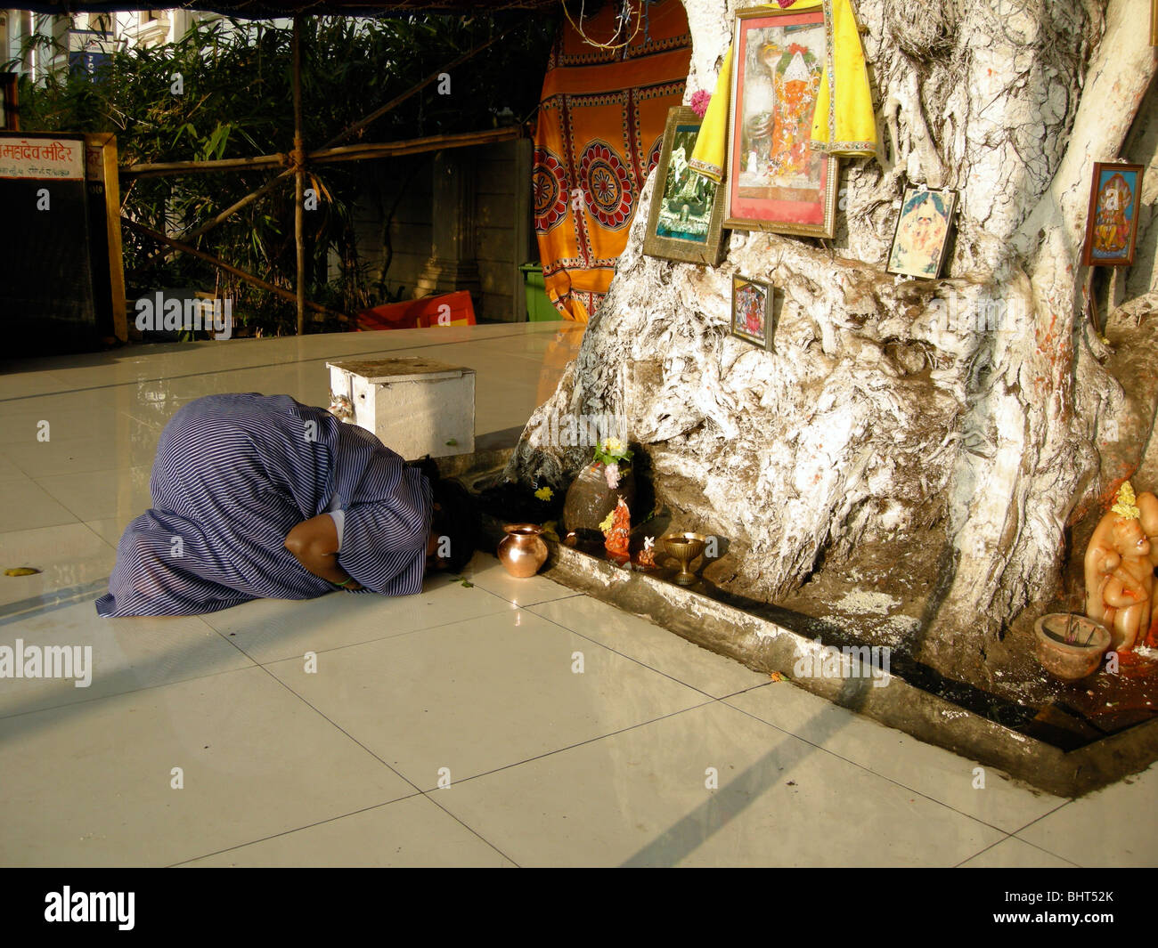 Shrine by a tree hi-res stock photography and images - Alamy