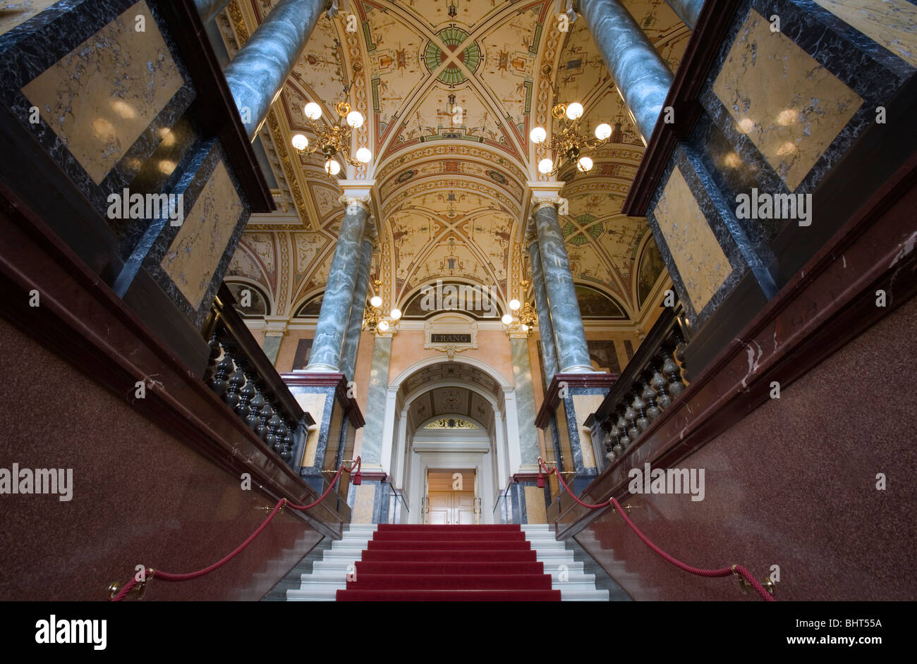 Semperopera hi-res stock photography and images - Alamy