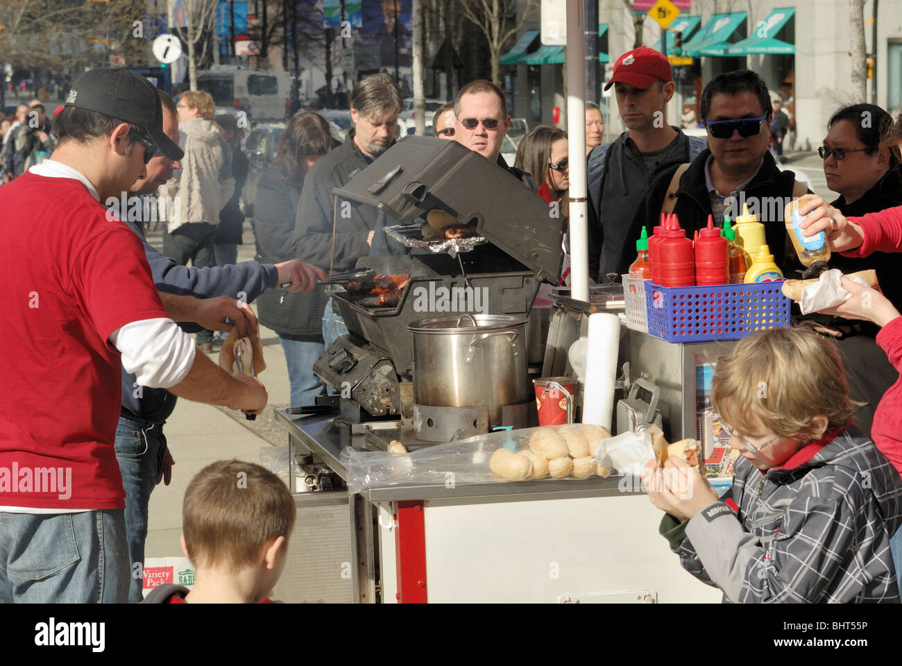 People lining up to buy food hi-res stock photography and images - Alamy